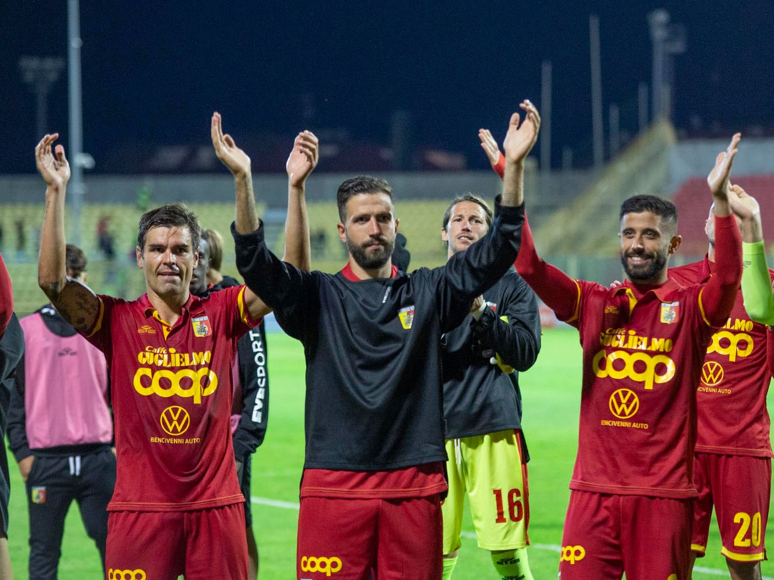 Catanzaro a suon di gol in una notte tragica – UsCatanzaro.net